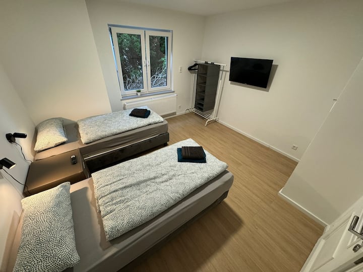 Ground Floor | 9 Beds | 5 Sleeping Room | Parking - Vlotho