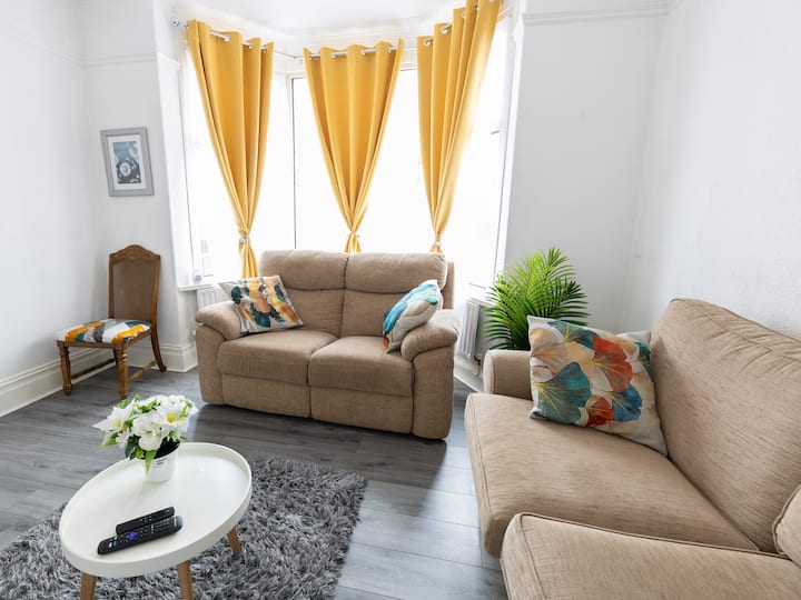 Luxurious 5 Bedroom House With A Living Room - Hartlepool