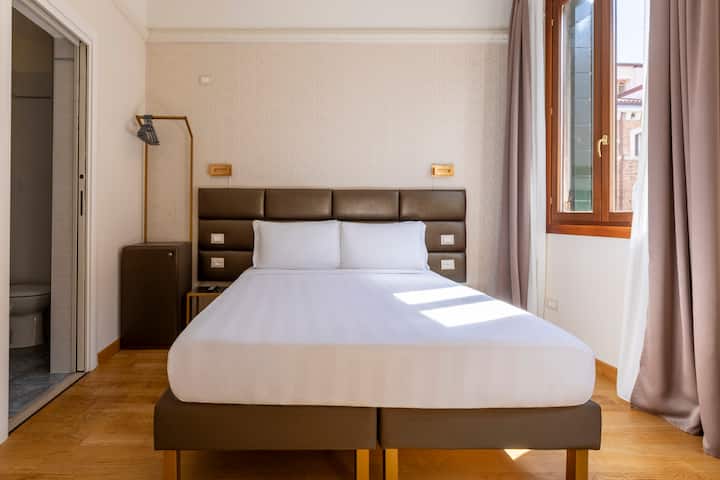 Numa | Chic Stay With Canal View, Piazza S. Marco - Venise