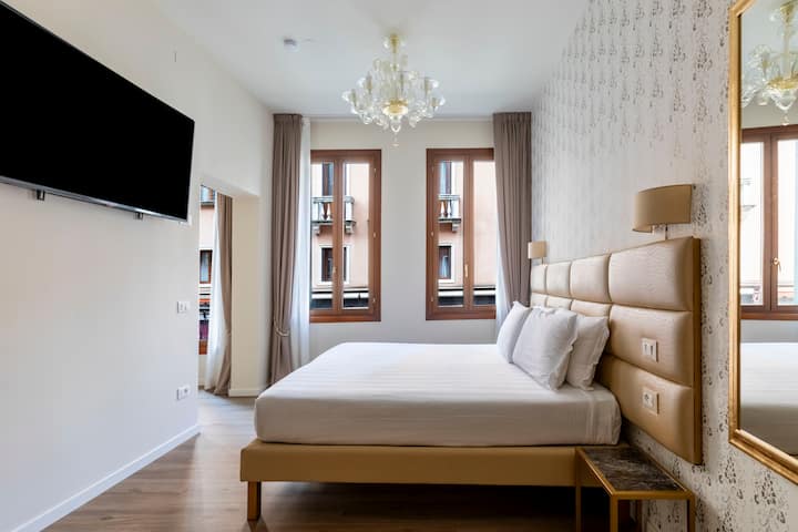 Numa | Suite With Canal View, Piazza S. Marco - Venice