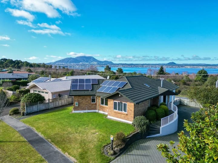 Kinder Surprise - Lake Views - Taupō