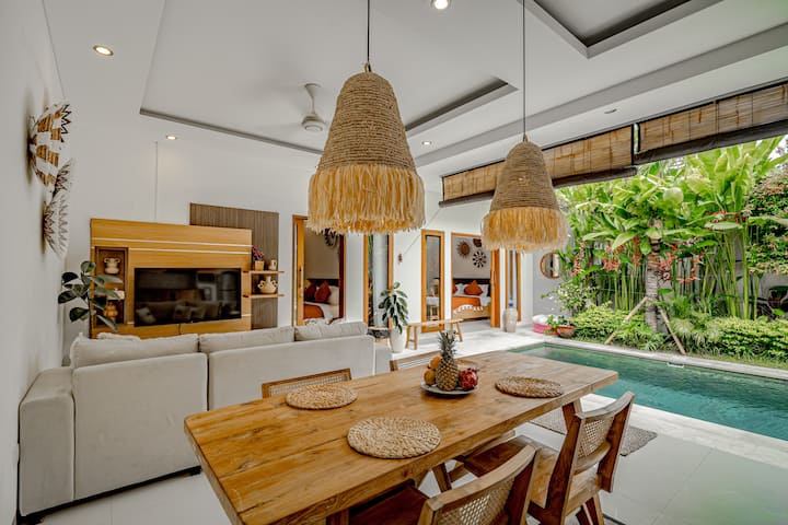 Home 2 Br In Seminyak With Floating Breakfast - Bali