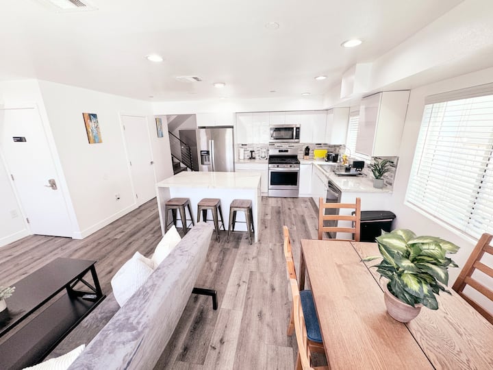 Cozy 3 Br Townhouse With Balcony - Culver City