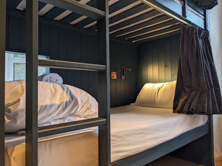 Private 6-bed Dorm With Shared Bathrooms - Betws-y-Coed