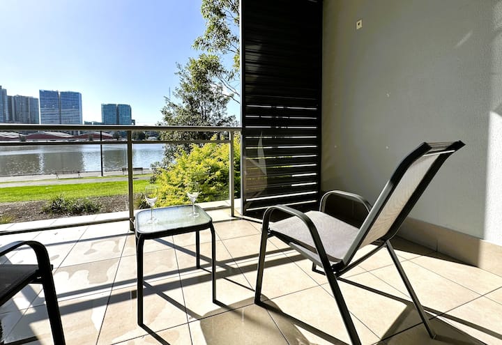 Spacious Waterfront Home Rhodes Near Olympic Park - Burwood