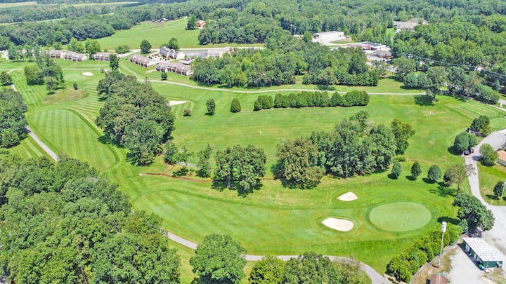 Lake Tansi / Comfort Meets Convenience – Sleeps 6! - Crossville, TN