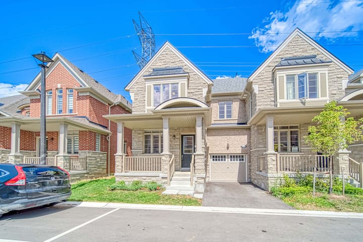 Ajax 3br Townhouse | 30% Off | Free Parking - Pickering