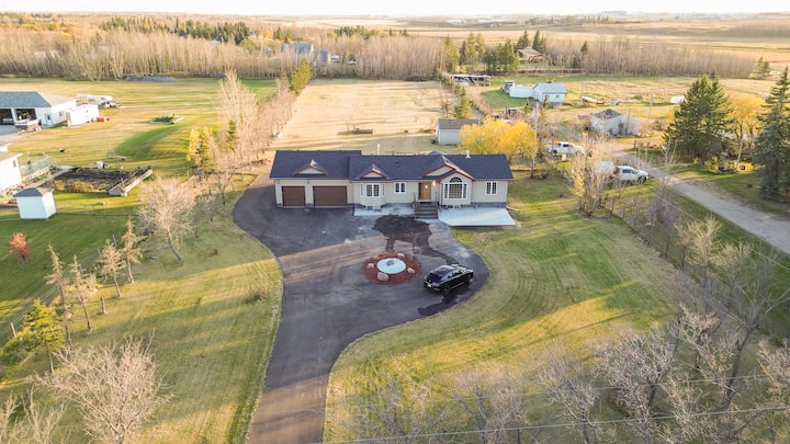 Bungalow Near Yeg Airport
Pets & Smokefree - Leduc