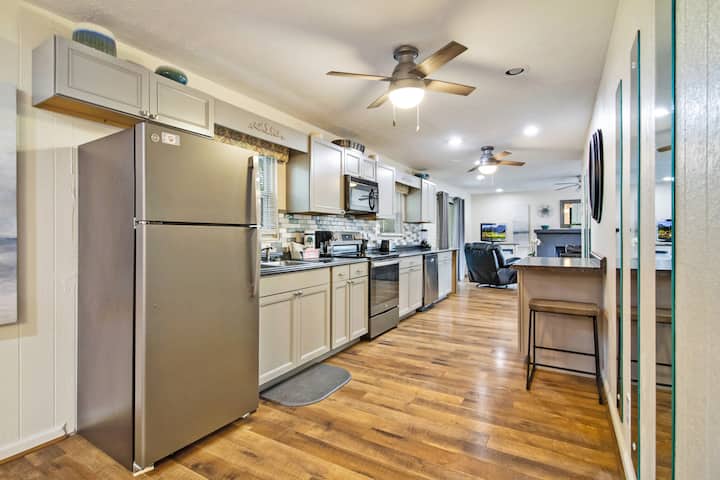 3br Sleeps 6, Upgraded Kitchen And Living Room - Crossville, TN