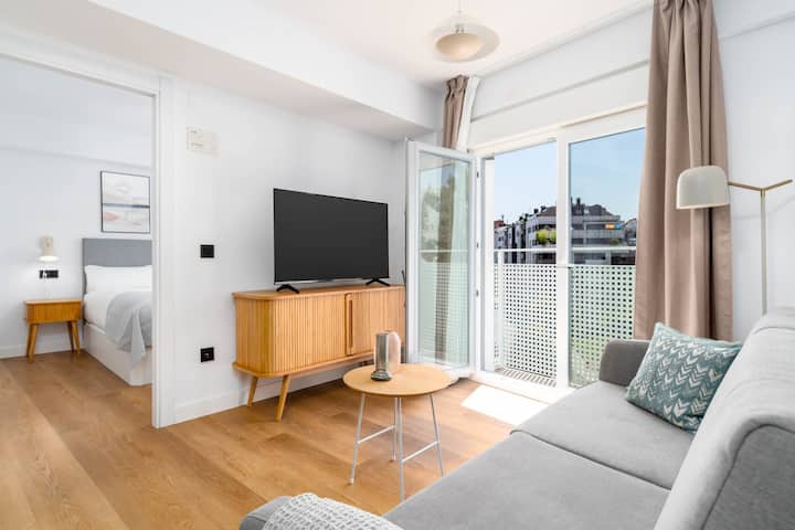 Limehome Oviedo Postigo Bajo | 1-br Apt. + Balcony - Langreo