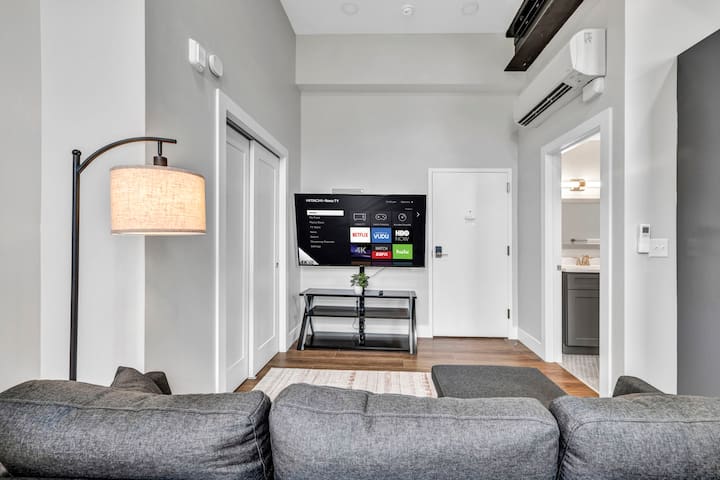 Cozystudio+65"tv+8min From Dt Cle - Parma, OH
