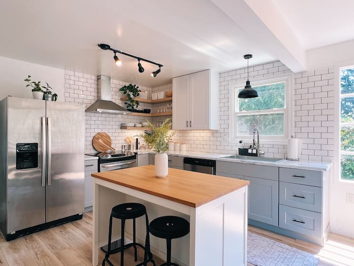 Beautifully Renovated 1920 Home | Ev, Pets - Oregon