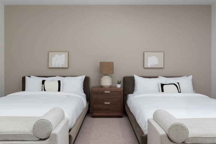 Boardwalk Hotel By Kasa | Double Queen Room - Lake Anna, VA