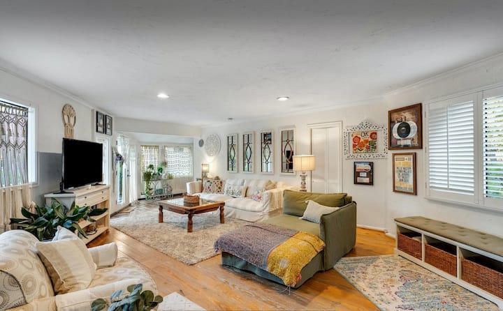 5-acre Malibu Estate: Sleeps 30, Sauna, Pool Views - Agoura Hills, CA