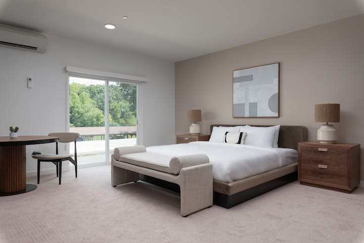 Boardwalk Hotel By Kasa | King Room W/ Kitchenette - Lake Anna, VA