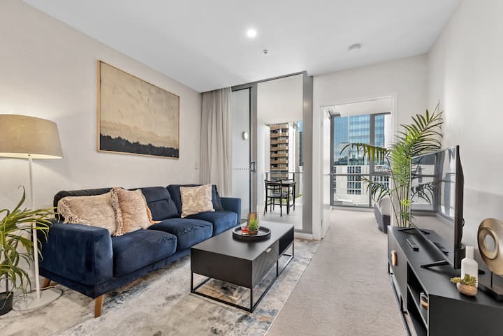 Bright Apt W/ Balcony, Rooftop Pool & Parking! - Newstead