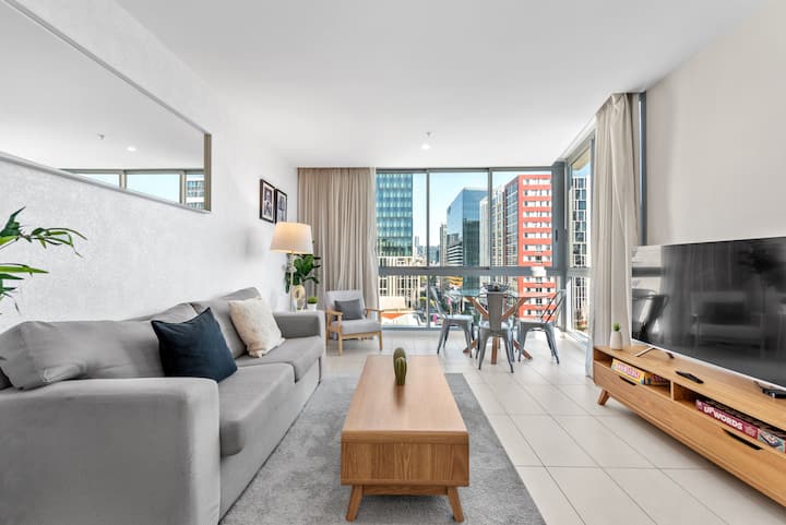 Chic & Modern 2br Apt W/ Rooftop Pool & Parking - Brisbane
