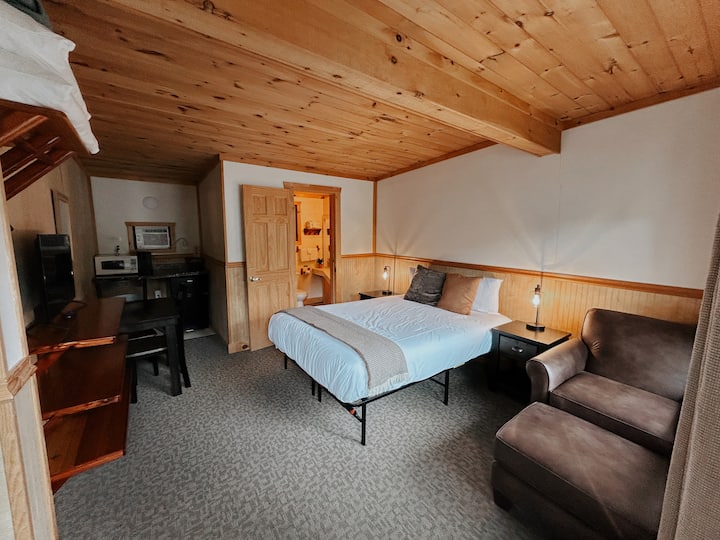 Waters Edge - Standard Room 10 - Lake George, NY