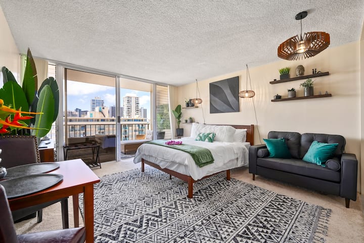 Bond Beach Luxury Condo - Honolulu, HI