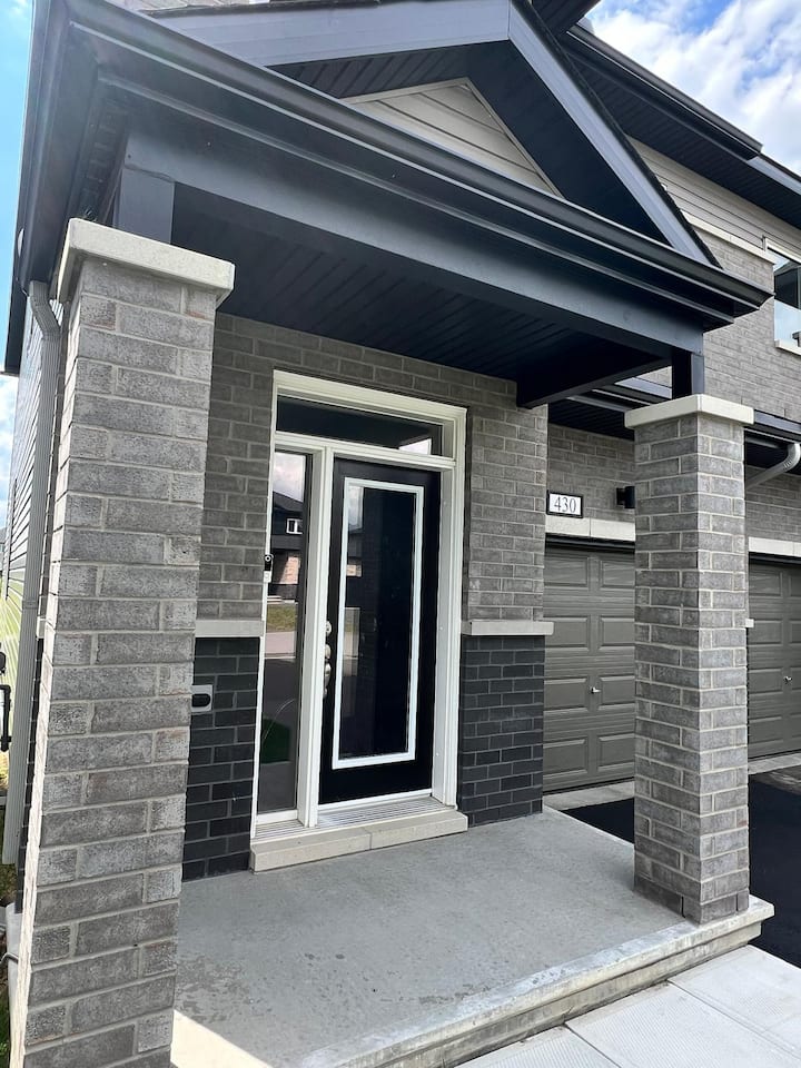 Entire Townhouse Carp 1 Min Hwy - Kanata