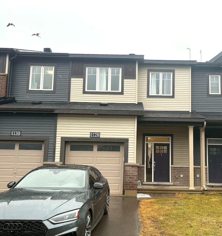 Kanata Townhouse Near Stadium - カナタ