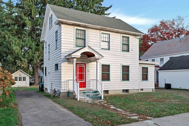 Walk To Downtown! East Side Saratoga Getaway - Saratoga Springs, NY