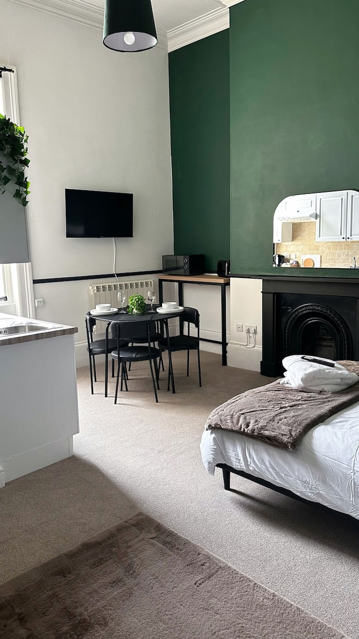 Studio Apartment - The Emerald - Cheltenham