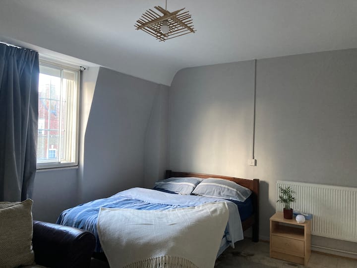 1 Bed Spacious Duplex Flat. - Wood Green - London