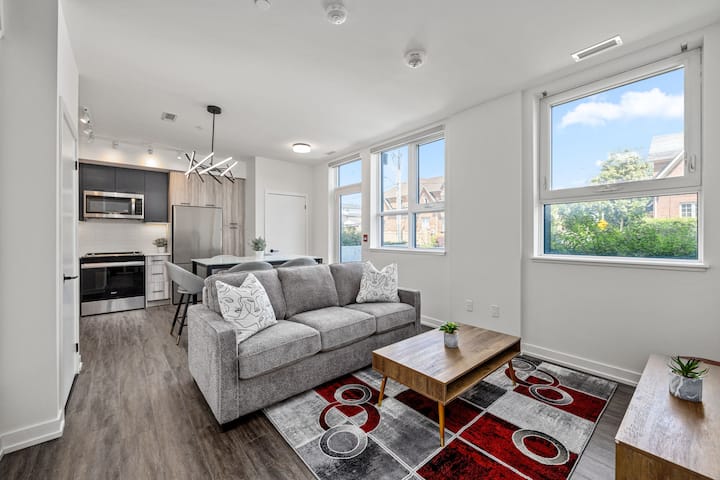 Modern 3br+den 2-storey Townhome W/free Parking - Lakeshore