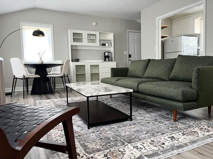 Top Floor Apartment With Office - Charlottesville, VA