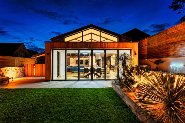 Barn Conversion With Hot Tub And Sauna - Brístol