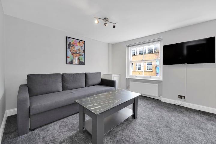 Stylish Soho Retreat: 1-br Urban Oasis - Central London