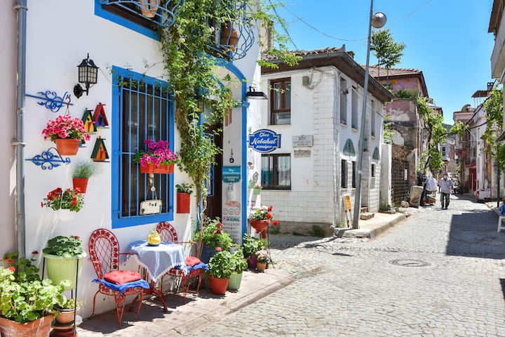 Chez Nebahat Boutique - ŞIrin Bir Rum Evi - Ayvalık