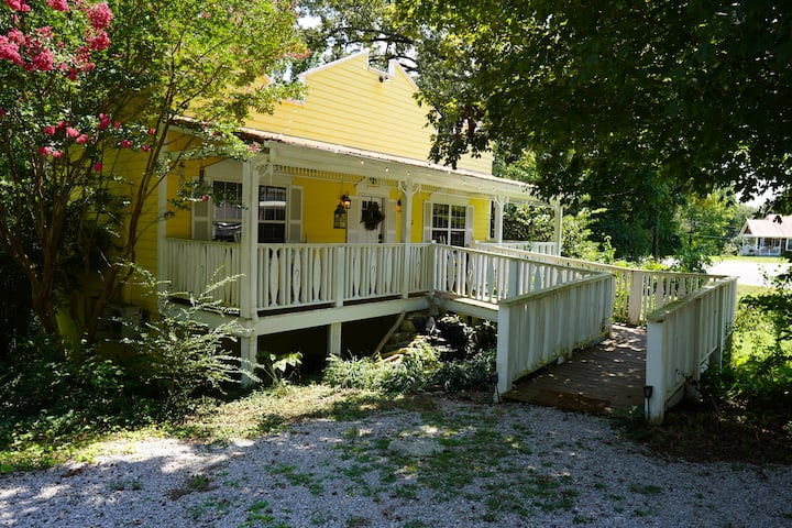Cozy Cottage With Covered Balcony - USA