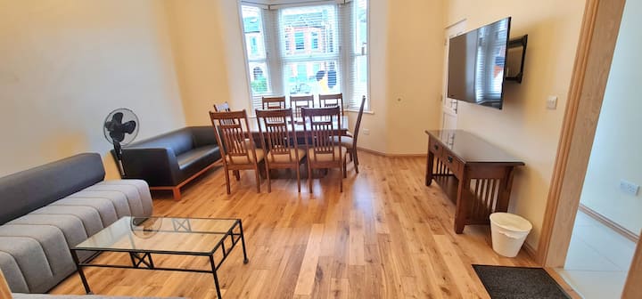 London Luxury 3 Bedroom Flat, Free Parking, Garden - Ilford