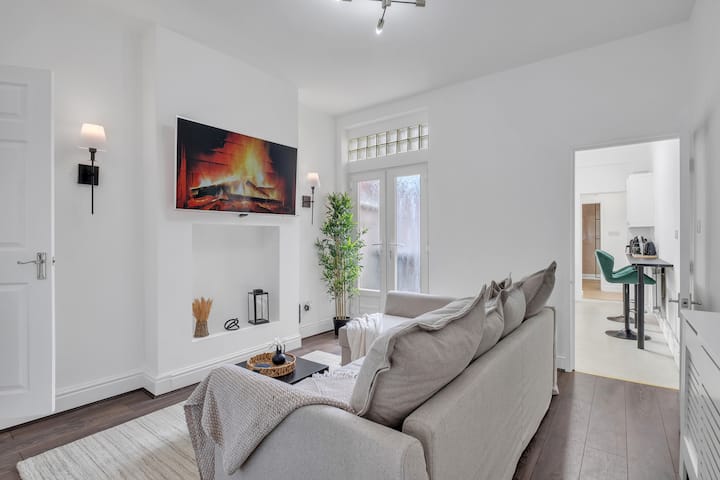 *Cozy Nook*-hot Tub, Freeparking, Netflix, 55"tv - Leicester