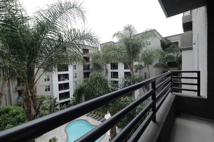 Cozy Santa Monica Apartment W Pool Gym Parking - Beverly Hills, CA