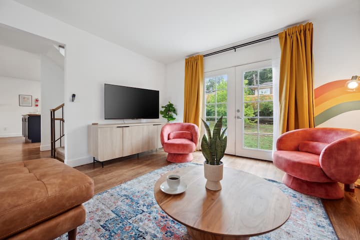 Family Home: Sleeps 12 |Firepit|games| Movie Room! - Denver, CO