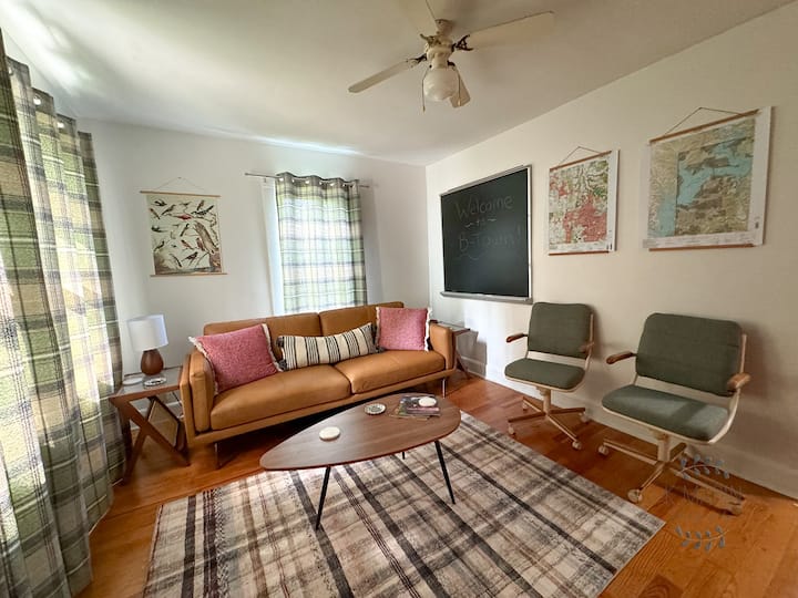 *Great Location!* Madison Hall - Bloomington, IN
