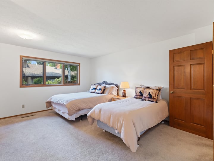 Hibernation Station : Bear Room - Bozeman, MT