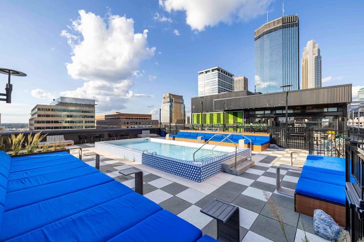13th Floor Sky Suite| Downtown| Pool/gym/parking - Minneapolis, MN