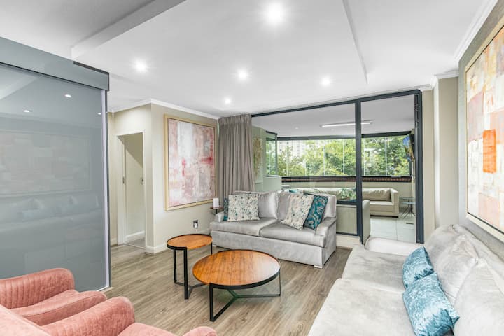 Chic 3br Sandton Apartment - Sandton
