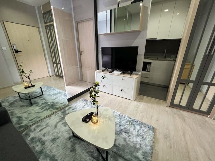 High End 1 Bedroom Condo Convenient In Ekkamai - 