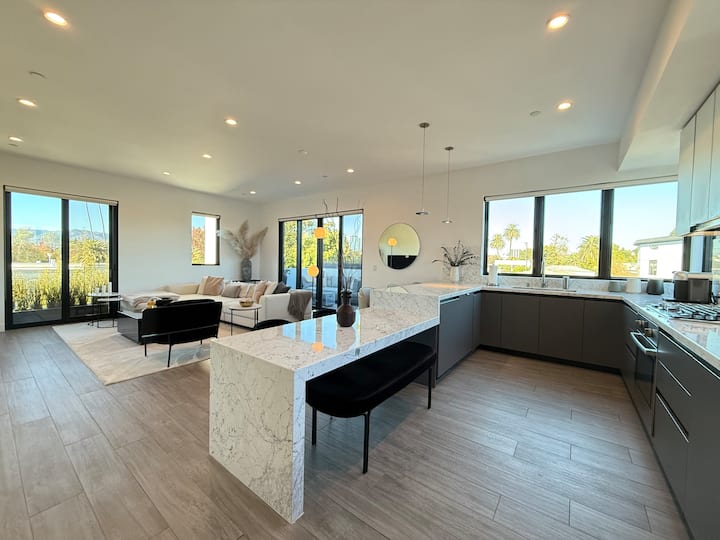 Luxury Modern Penthouse Views - Santa Monica, CA