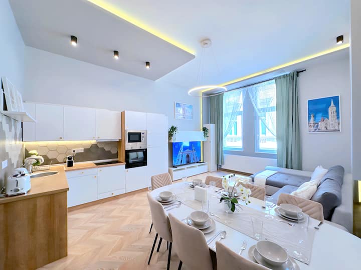 Lovely 3-bedroom In Downtown / Modern Design & A/c - Budapest