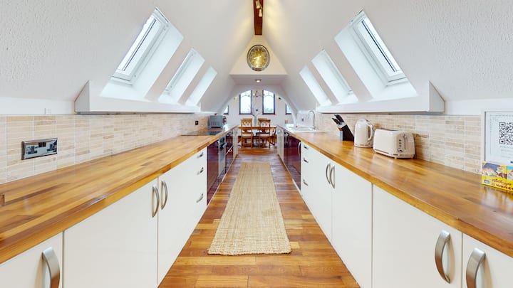 Spacious 4-bedroom Penthouse With Free Parking - Isle of Wight