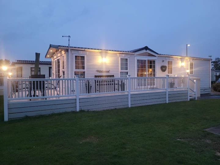6 Berth 2 Bed Luxury Caravan With Large Decking - Skegness