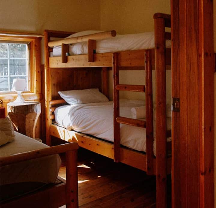 Rustic Beaverfoot Lodge Room N3 - Field