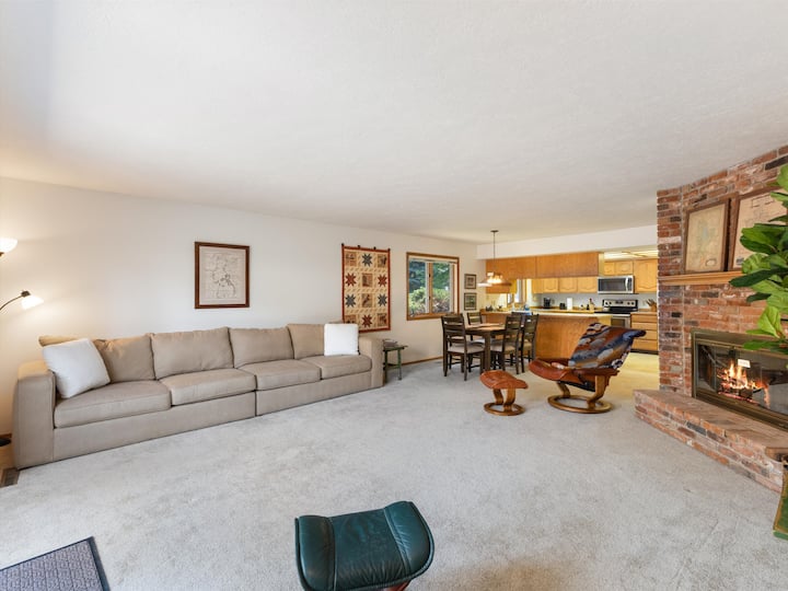 Hibernation Station : Moose Room - Bozeman, MT