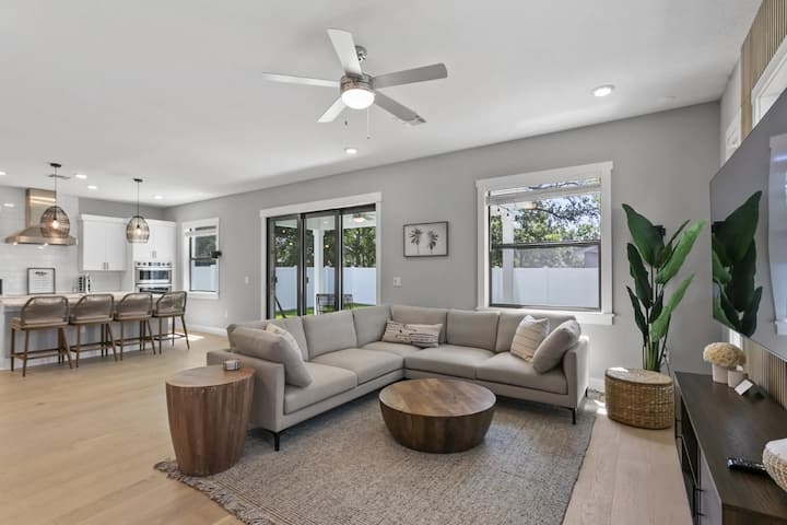 Tampa Dt Riverwalk Lux | Sleeps 14 Park 6 Cars Ev - Tampa, FL